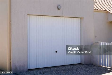 흰색 문이있는 자동차를위한 집에 대한 회전 금속 차고 문 문 접근 기울기 게이트에 대한 스톡 사진 및 기타 이미지 게이트 문 보안 Istock
