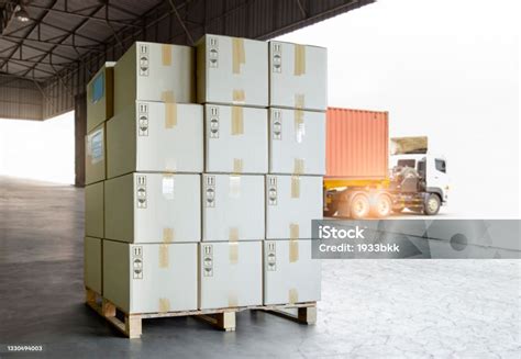 포장 상자의 스택 선적화물 컨테이너로드 트레일러 트럭도크 창고에 적재 배달 서비스 유통 창고 물류 화물 화물 트럭 운송 0명에
