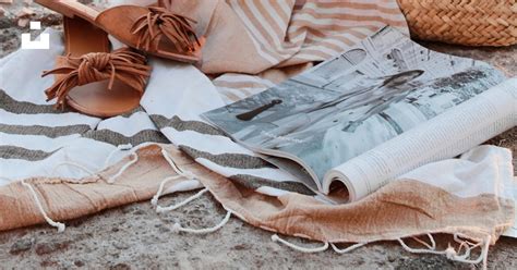 갈색 태양 모자와 흰색과 검은색 줄무늬 긴 소매 셔츠에 앉아 있는 여자 사진 Unsplash의 무료 유행 이미지