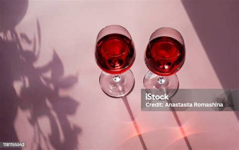 분홍색 배경에 레드 와인 두 잔 화창한 날에 와인과 함께 아름다운 정물화 와인잔에 대한 스톡 사진 및 기타 이미지 와인잔