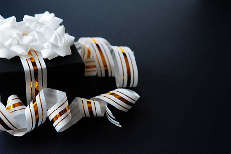 검정색 질감의 배경에 흰색 줄무늬 리본으로 감싼 우아한 선물 상자 복사 공간 텍스트를 배치 합니다 아버지의 날 검은 금요일 생일에 대한 스톡 사진 및 기타 이미지 Istock