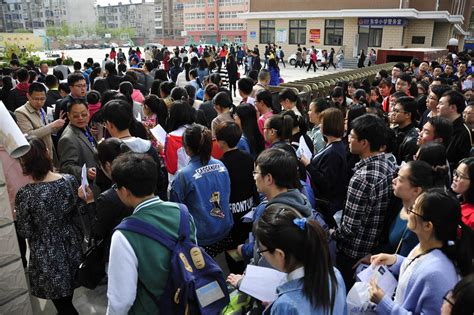 【图集】25省份同日举行公务员考试 400万“考碗大军”蔚为壮观界面新闻 · 图片