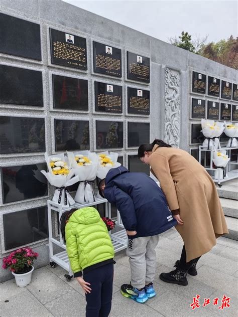 武汉各界清明祭奠见义勇为英烈 武汉 新闻中心 长江网 cjn cn