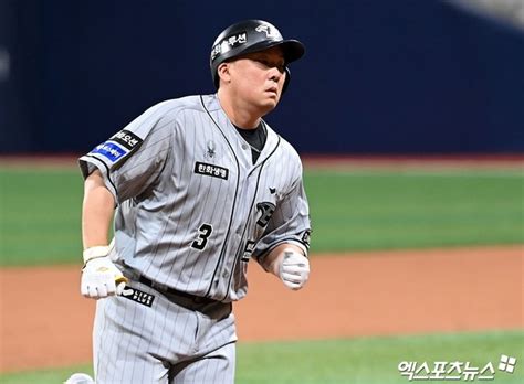 안치홍 쭉쭉 도망가자 포토 네이트 스포츠