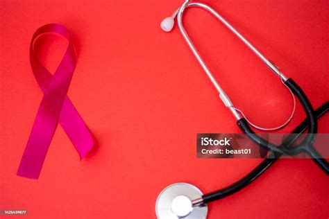 빨간색 배경에 빨간색 리본이 있습니다 세계 원조의 유행 단색 개념 1 12 월 세계 암의 날 4 월 복사 공간 0명에 대한 스톡 사진 및 기타 이미지 Istock