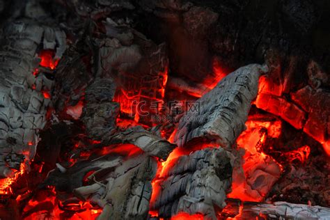 闷烧的木头在生动的火焰中燃烧。高清摄影大图 千库网
