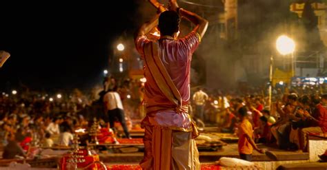 Ganga Ghats Ghats 가트 의식 간가 아티 강 갠지스 거룩한 고대 전통 군중 기도 뇌 타르 프레 데스 문화 모임 문화 유산 문화 행사