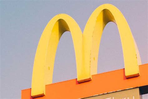 맥도날드 ‘알몸 노출녀 등장 매장서 ‘속옷 벗는 영상 유출