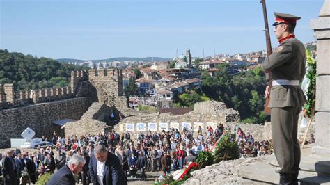 Хиляди българи пристигнаха във Велико Търново за да отбележат тържествено Деня на