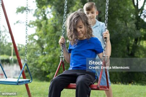 학교로 돌아 가기 형제들은 등교 첫날을 마치고 놀이터에 갑니다 2명에 대한 스톡 사진 및 기타 이미지 2명 가방 가족 Istock