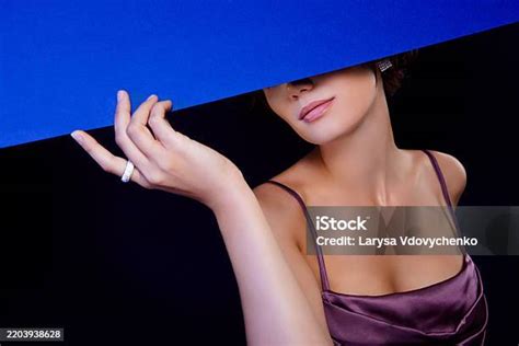 반짝이는 수줍은 숙녀가 포스터 빈 공간 뒤에 숨어 글래머 드레스를 입는 사진 고립 된 진한 파란색 배경 25 29세에 대한 스톡 사진 및 기타 이미지 Istock