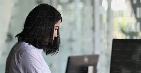 현대 사무실에 앉아 컴퓨터 노트북에 데이터를 입력하는 사업가 보고서 준비 사진 Unsplash의 태국 이미지