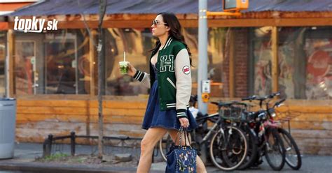 Odvážny Výstrih Nestarnúcej Bond Girl 59 Prsia Jej Z Neho Doslova