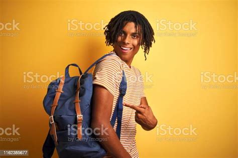 고립 된 노란색 배경 에 배낭을 입고 공포를 가진 아프로 미국 학생 남자 매우 행복 가리키는 손과 손가락 T 셔츠에 대한 스톡 사진 및 기타 이미지 Istock