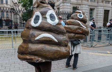 몸에 똥을 바르는 꿈 똥 문지르는 꿈 해몽 총정리 유익한 이야기