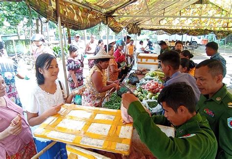 ရခိုင်ပြည်နယ်၊ စစ်တွေမြို့ရှိ မုန်တိုင်းဒဏ်သင့်ပြည်သူများအား စားသောက်ကုန်ပစ္စည်းများနှင့