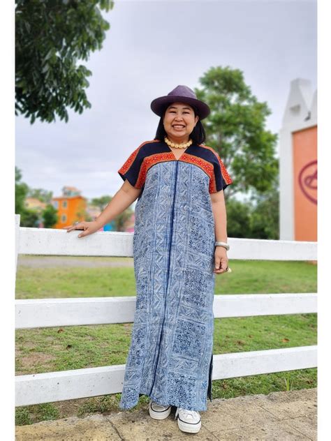 เดรสยาวผ้าใยกัญชงทอมือ เขียนเทียน ลายโบราณ แต่งผ้าปักมือ ผ้า เด้ง ใส่สบายๆค่ะ รอบอก 46 ใส่ได้