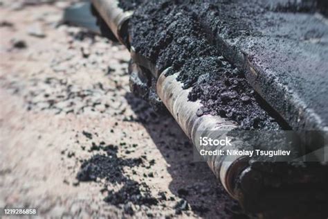 도로 건설 및 수리 작업 중 아스팔트 포장 기계 및 증기 도로 롤러 아스팔트 및 포장 과정 새로운 도로 건설 현장에서 일하는 근로자 층 배치 무인 항공기 0명에 대한 스톡