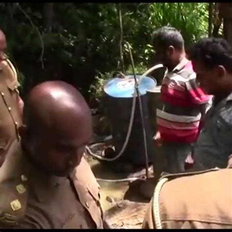 දකුණු පළාත් සුරාබදු විශේෂ මෙහෙයුම් ඒකකයහි නිලධාරීන් විසින් කරන ලද ග්‍රහණයක් 2020 04 27 දෙරණෙහි