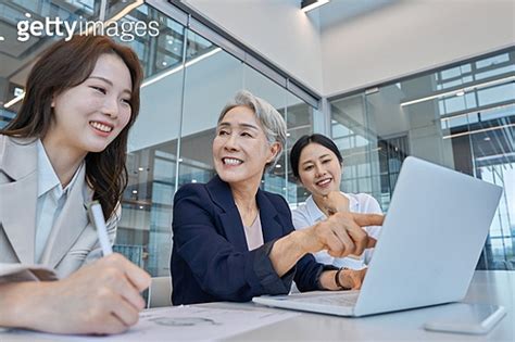 여성 Ceo 책임자 책임자 노인여자 성인여자 일하는노인 컨셉 미소 포인팅 이미지 Jv12969552
