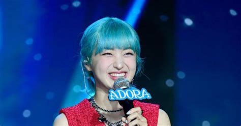 사진 아도라 ADORA 해맑은 미소