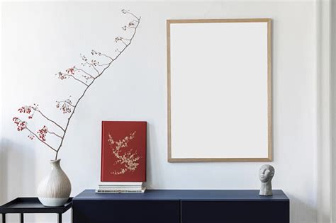 모의 사진 프레임 네이비 블루 Commode 꽃병에 꽃 책과 우아한 액세서리세련된 스칸디나비아 인테리어 디자인 현대적인 홈 장식