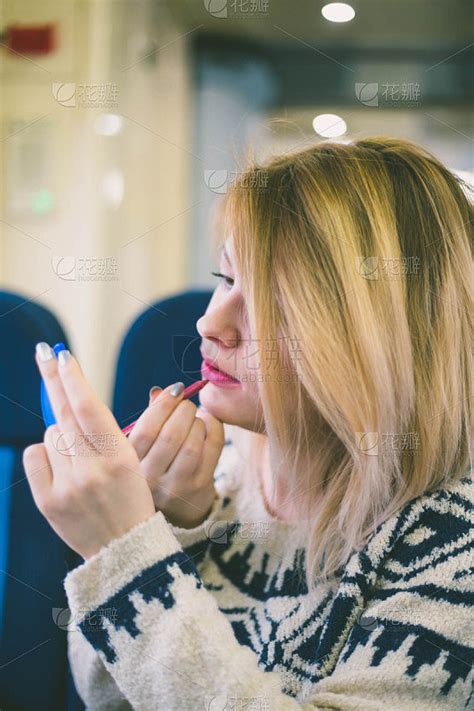 可爱的 嘴唇 女孩 穿衣服 红色的口红 个人随身用品 垂直画幅 美 彩妆 美人素材 花瓣网