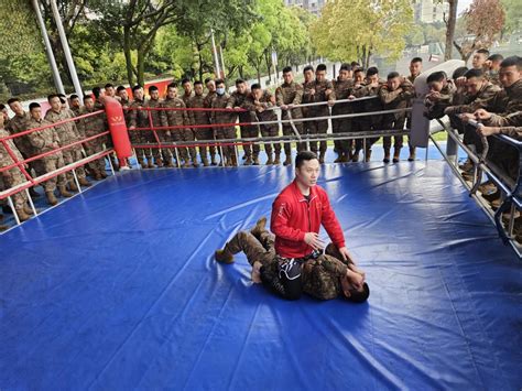 礼迎天下创始人丁伟健出任重庆武警支队格斗教官 哔哩哔哩