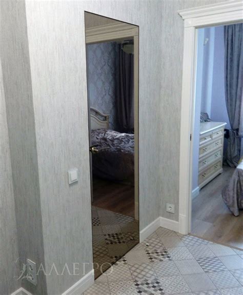 Скрытая зеркальная дверь с бронзовым зеркалом