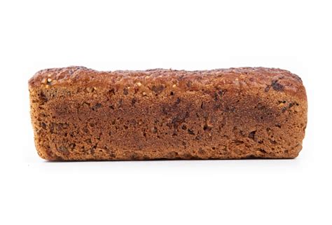 통곡물 빵 한 덩어리 흰색 배경에 얇게 썬 곡물 빵의 상세한 클로즈업 수제 건강 빵 빵집 빵과 빵의 금 소박한 딱딱한 빵 플랫 레이 음식 개념입니다 0명에 대한 스톡 사진
