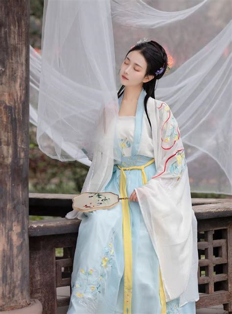 古风汉服美女唯美户外摄影写真