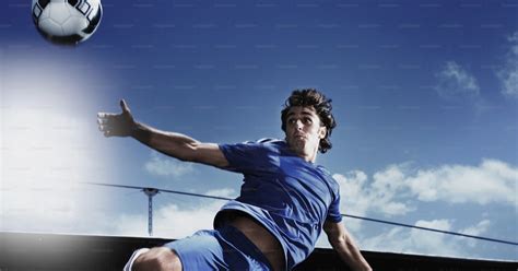 들판 위에서 축구공을 차는 남자 사진 Unsplash의 축구 공 이미지