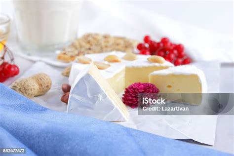 흰색 배경 카망베르 우유 꿀 흰색 배경 파란색 냅킨 팝 아트 붉은 열매 멕시코 요리 인도 요리 프랑스 아침 식사 아트 크리스마스 치즈의 유리에 치즈 0명에 대한 스톡 사진