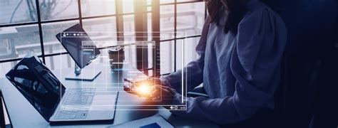 Gantt 차트 일정을 사용하여 작업 및 산출물을 계획하는 프로젝트 관리자 계획 소프트웨어를 사용하여 일정 활동 재무 운영 영업 마케팅을 위한 기업 전략 프리미엄 사진