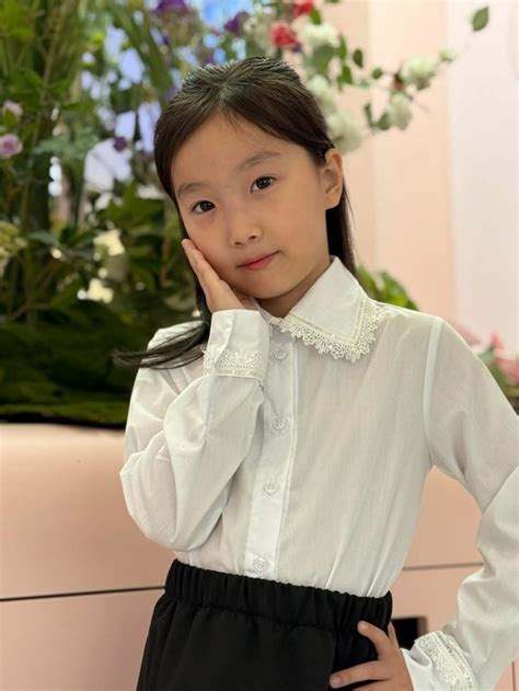 Хээтэй захтай цагаан цамц