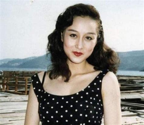 李連杰前妻，黃秋燕近照曝光，離婚後在理髮店打工10年 壹讀