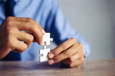 직소 퍼즐과 햇빛 효과 비즈니스 솔루션 성공 및 전략 개념과 연결하는 사람의 클로즈업 손 개념에 대한 스톡 사진 및 기타 이미지 Istock