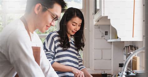 부엌에서 함께 음식을 요리하는 아시아 부부 가족 행복한 가족 생활 사진 Unsplash의 남편과 아내 이미지