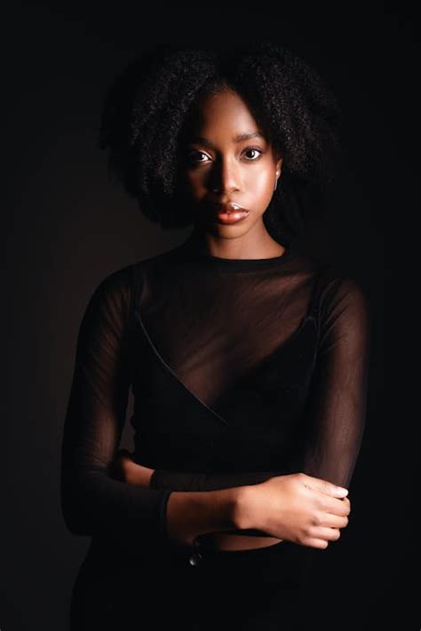 강한 존재감 검은 색 패션 검은 옷 고전적인 우아함 극적인 구성 글래머러스한 외모 대담한 표현 독창적 인 조명 독특한 헤어스타일 럭셔리 초상화 런던