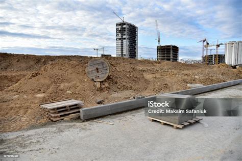 도로에 국경 연석 및 콘크리트 블록을 설치하기위한 모래를 규준 보행자 구역에 포장 석판과 벽돌을 깔고 있습니다 도로 공사 포장 개조 건설 현장에서 아스팔트 0명에 대한 스톡