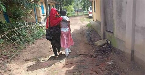 বাড়িতে বাবার মরদেহ এসএসসি পরীক্ষায় বসল মেয়ে