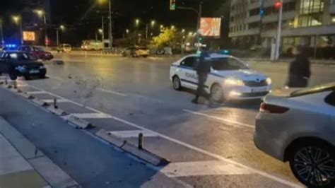 ЕКШЪН ДО НДК Автокрадец блъсна полицай в София удари паркирани коли и избяга СНИМКИ