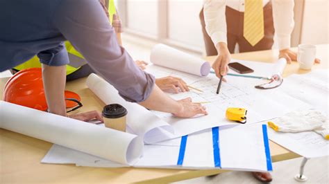 클로즈업 엔지니어링 인력은 사무실에서 청사진을 가진 분석 건설 계획입니다 3 명에 대한 스톡 사진 및 기타 이미지 3 명 가리키기 개발 Istock