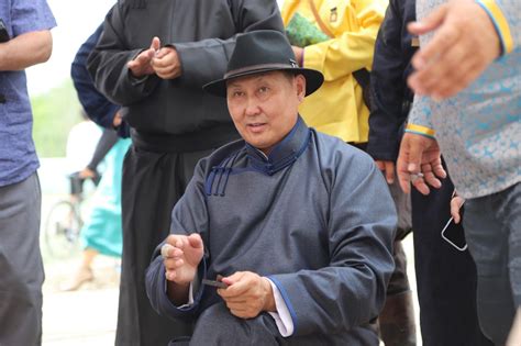 Ховд аймгийн баяр наадамд аймгийн удирдлагууд хүндэтгэлийн сум харавлаа