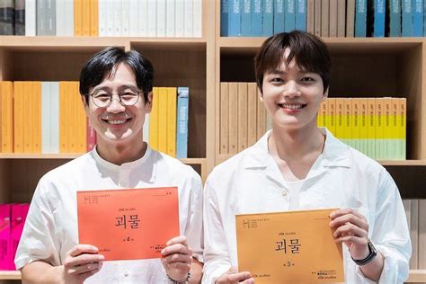 Yeo Jin Goo And Shin Ha Kyun Match Wits At Script Reading For Upcoming