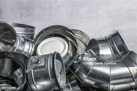 환기 덕트입니다 같은 많은 구부러진 금속 부품 공기 덕트 공기 덕트 알루미늄 공기 파이프입니다 흐리게 전경과 배경 강철에 대한 스톡 사진 및 기타 이미지 Istock