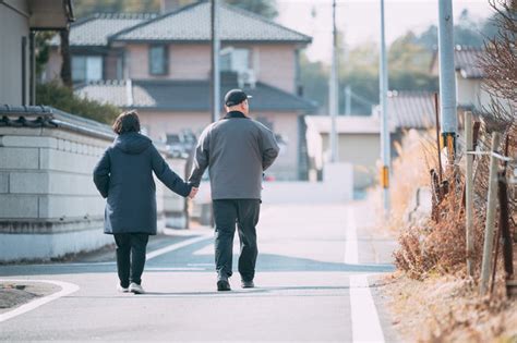 仲良く手を繋いで散歩する夫婦の無料の写真素材 Id85185｜フリー素材 ぱくたそ