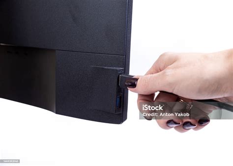 It 엔지니어가 손으로 케이블을 모니터에 삽입합니다 모니터용 Dvi 케이블을 컴퓨터 Pc에 연결하는 남자 손 Vga Dvi