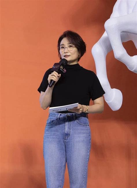 패션엔 살빠진 박경림 잡스 뺨치는 지성미 청바지에 티셔츠 샤프한 블랙룩