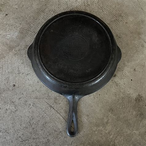 Griswold No 9 Vintage Cast Iron Skillet 710 H Large Slant Logo